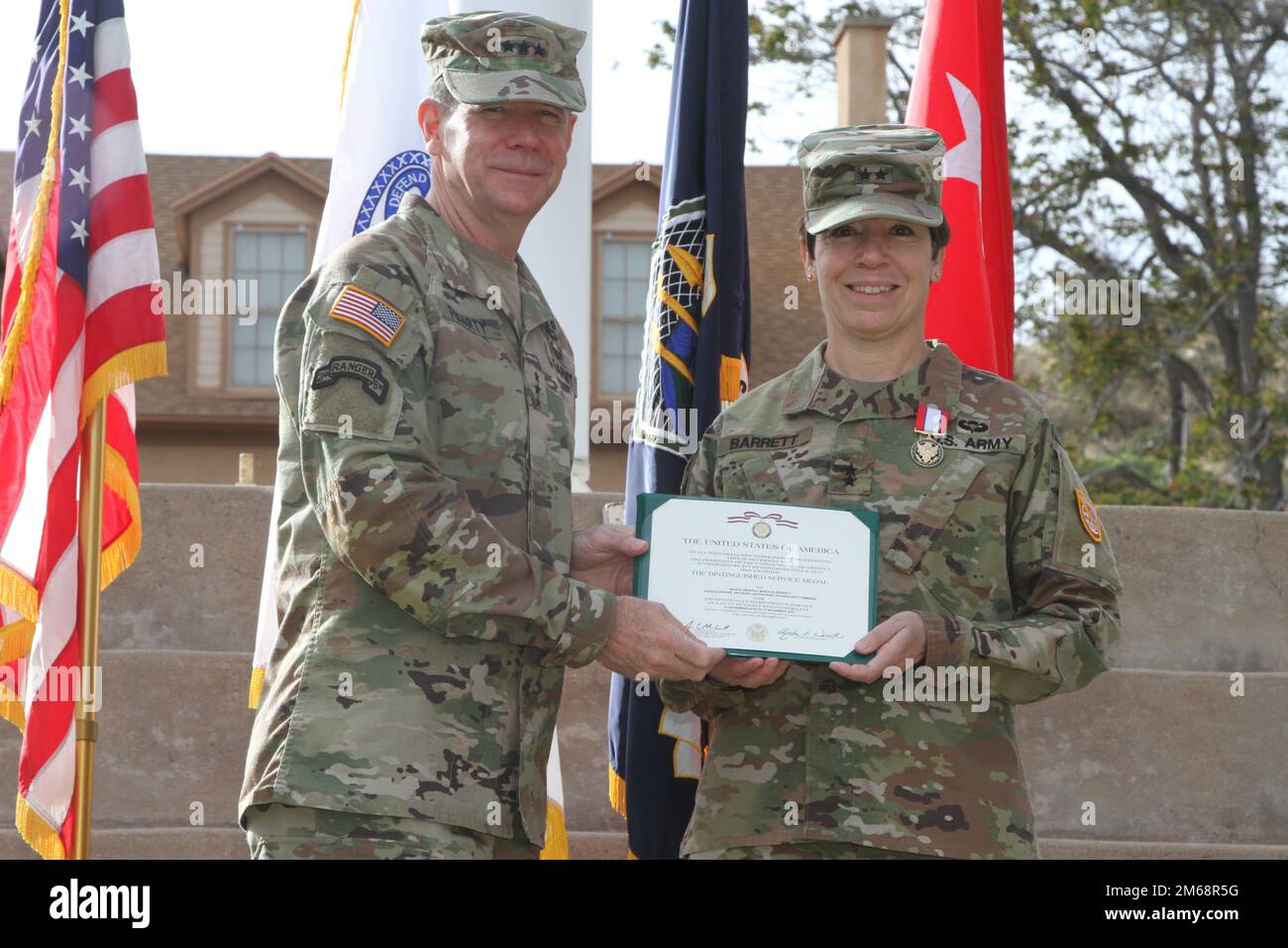 Le général de division Maria Barrett (à droite) a reçu la Médaille du ...
