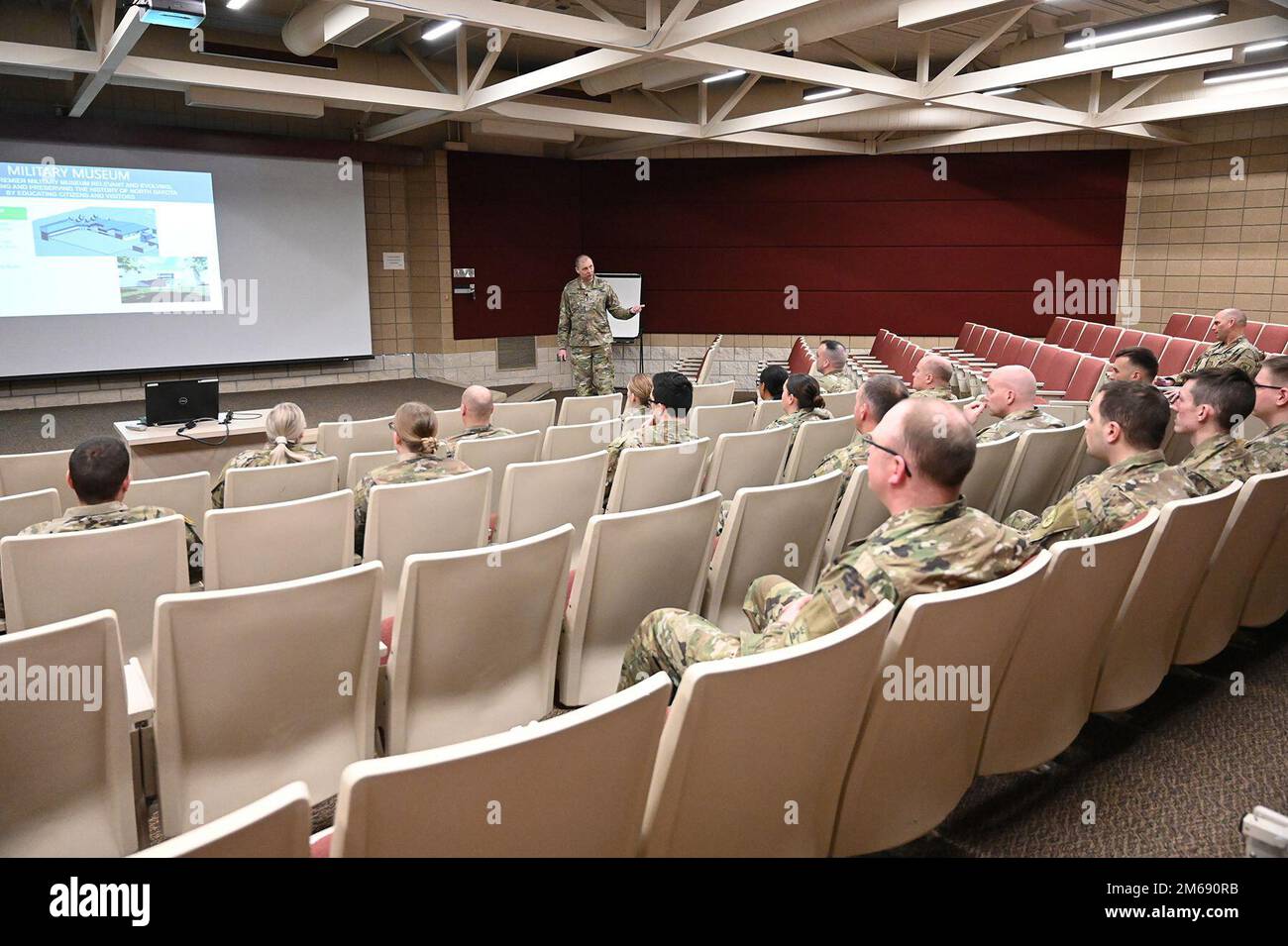 Le major général Al Dohrmann (Dakota du Nord) l’adjudant général de la Garde nationale s’adresse ...