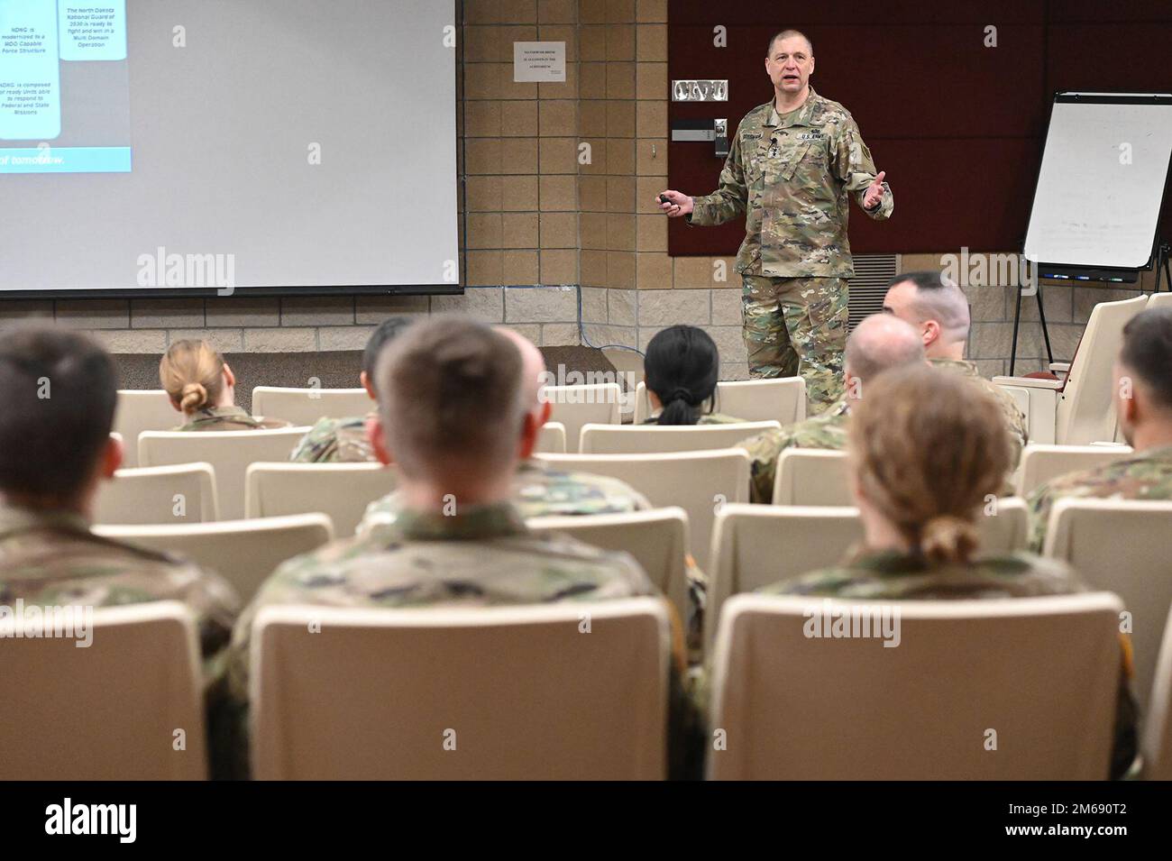 Le major général Al Dohrmann (Dakota du Nord) l’adjudant général de la Garde nationale s’adresse ...
