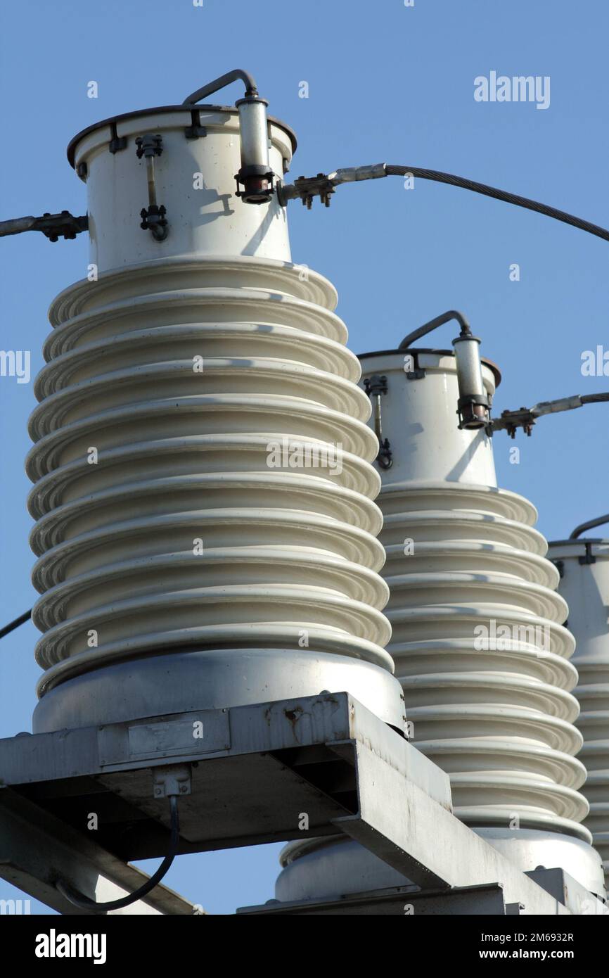 Grands isolateurs sur la sous-station haute tension 2 Photo Stock - Alamy