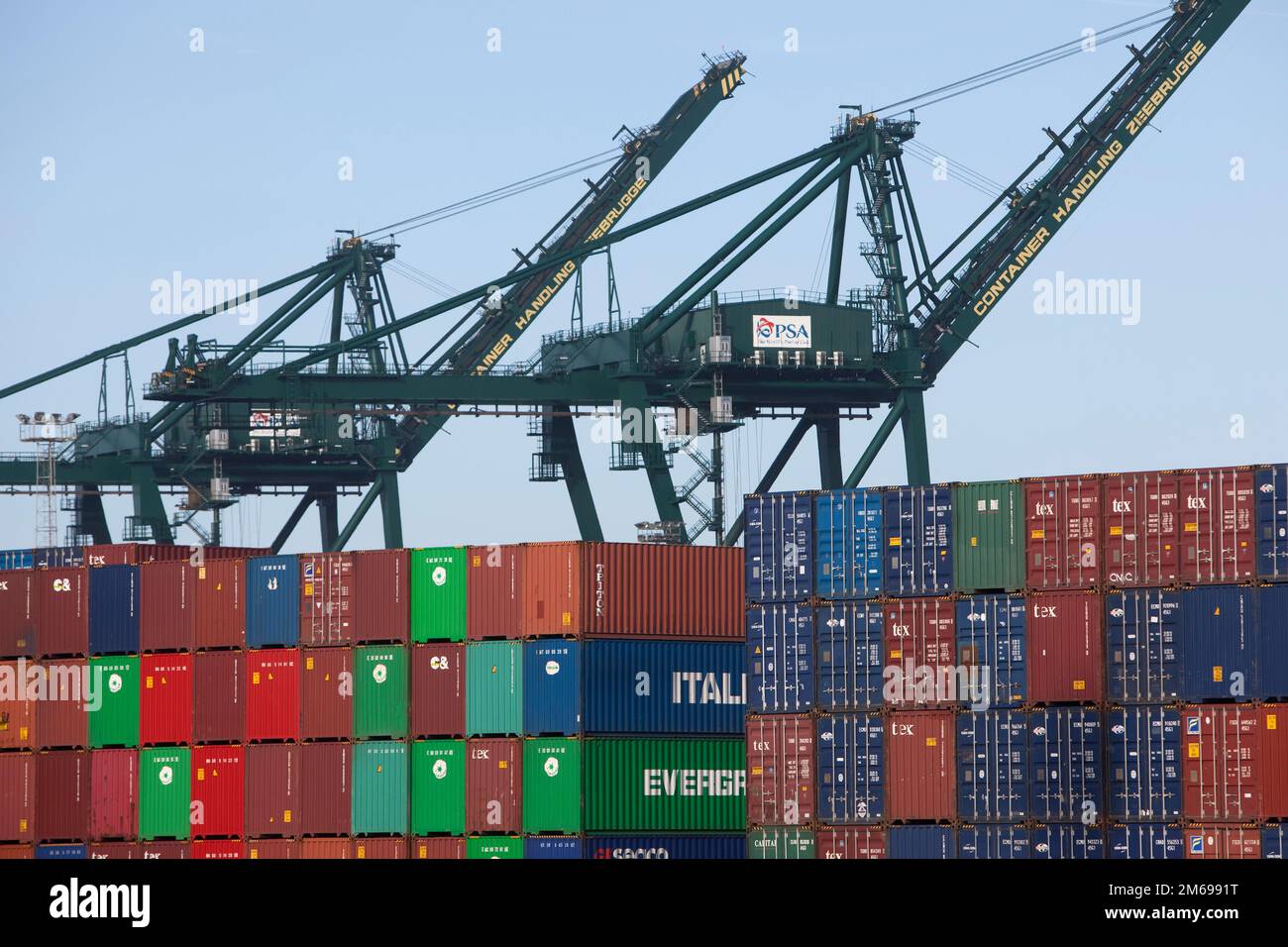 Zeebrugge port and container terminal Banque de photographies et d ...