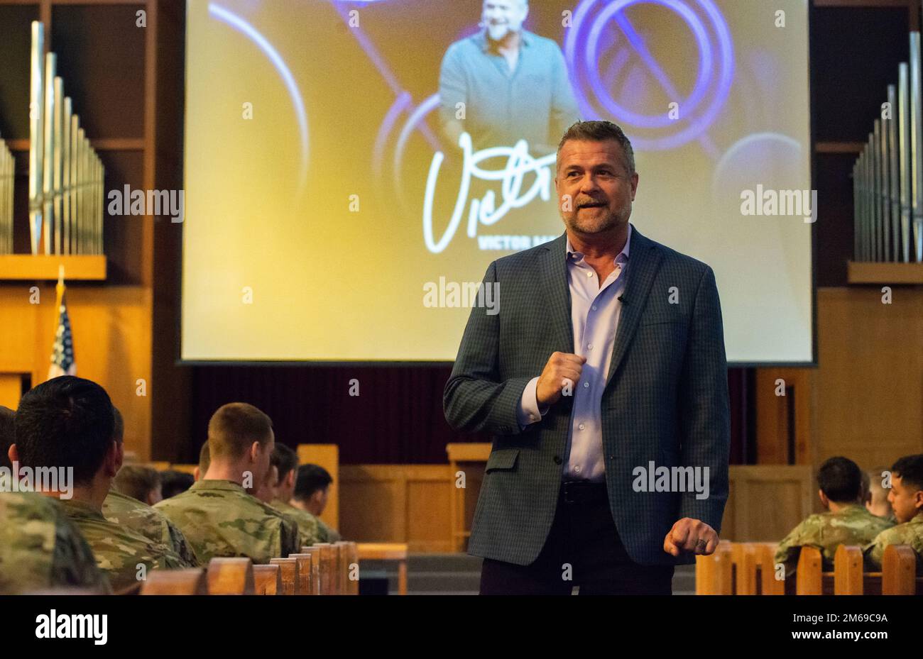 Victor Marx, fondateur de tous les ministères possibles, prend la scène ...