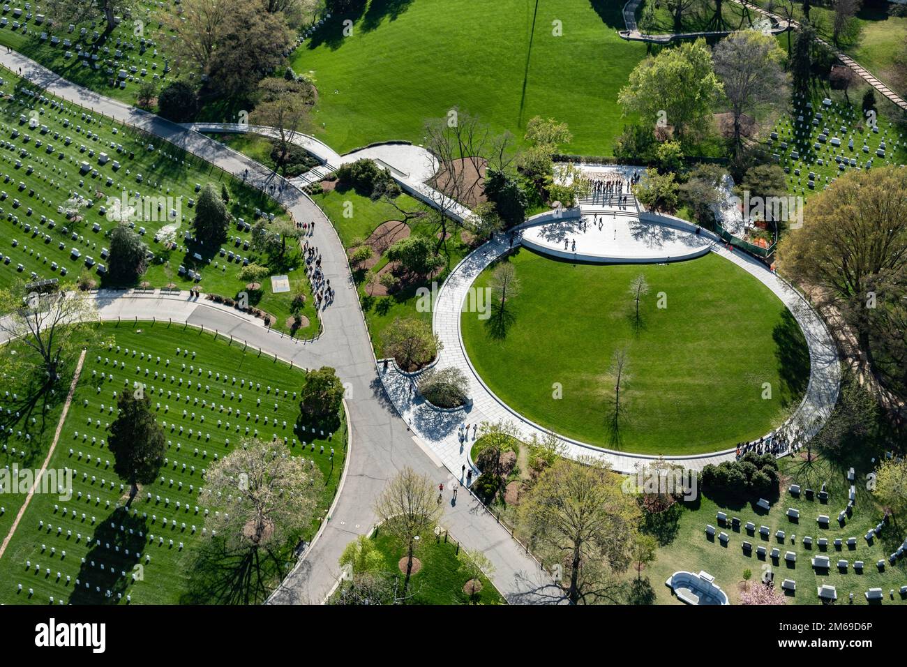 Photographie aérienne de la tombe de John F. Kennedy, à l'ouest, au cimetière national d ...