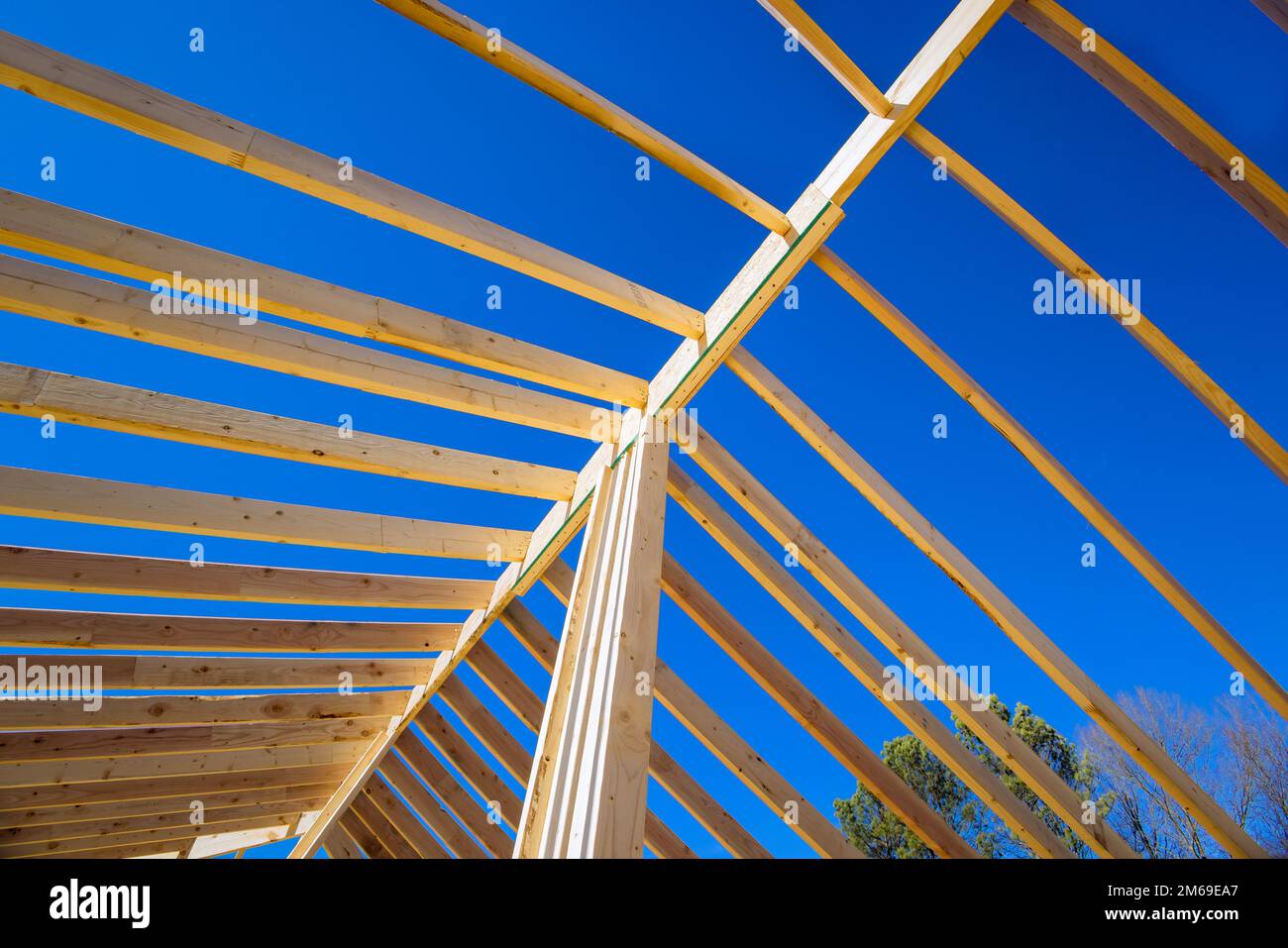 Une poutre de toit en bois construite à partir d'un cadre de cadres de ...