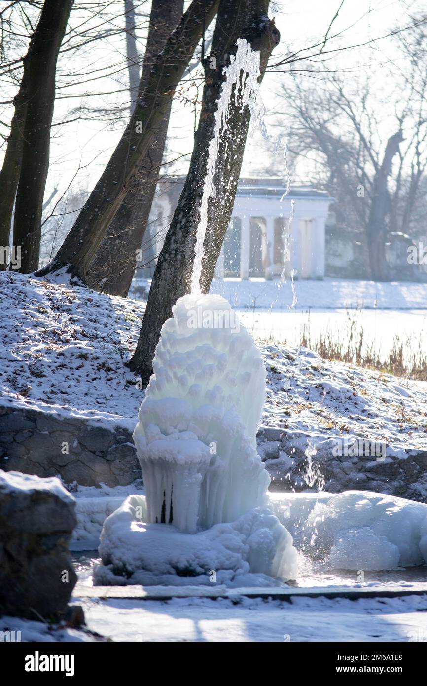 Fontaine glacée dans le parc par une journée ensoleillée en hiver ...