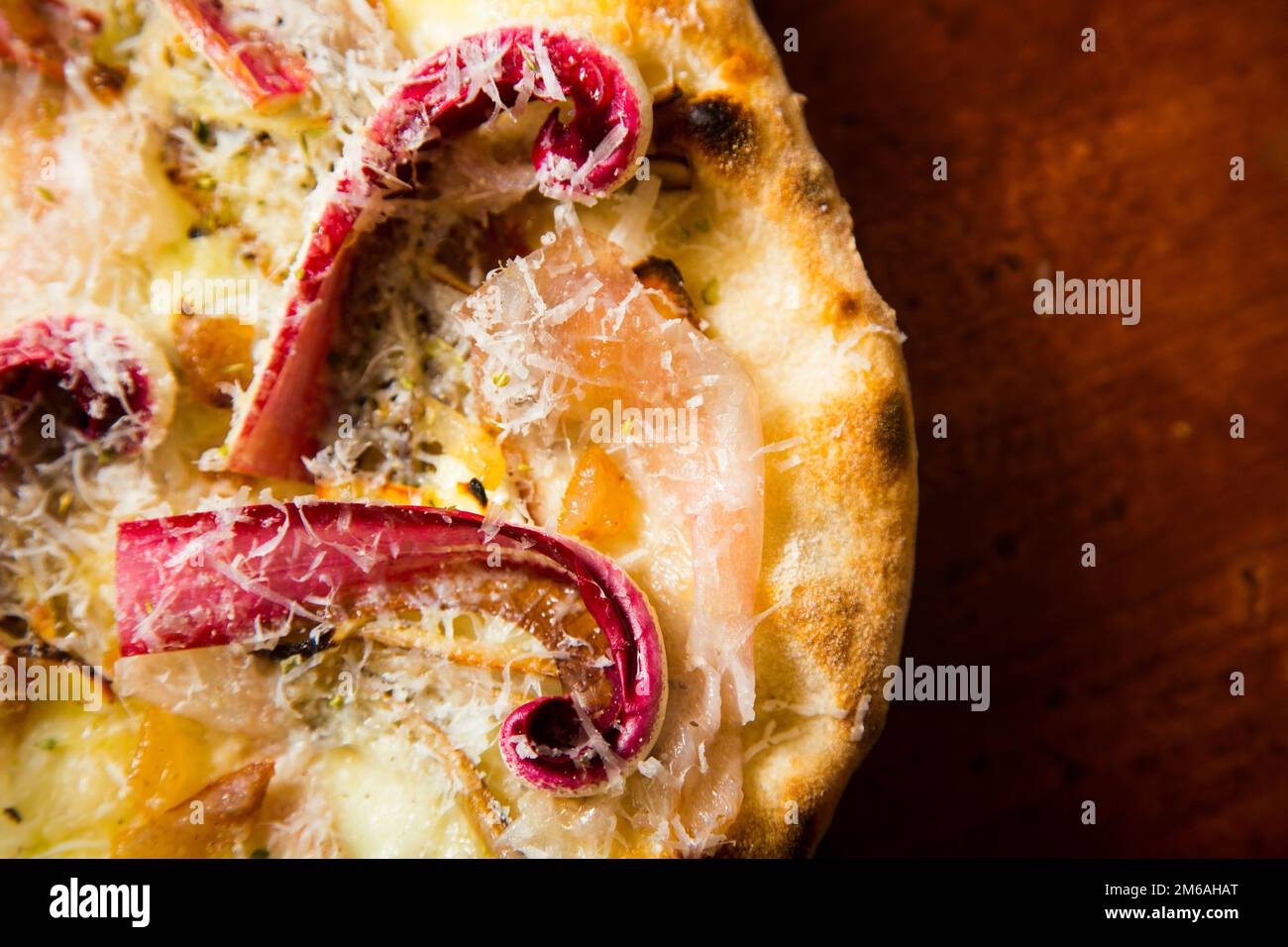 Préparation De Pizza Napolitaine Avec Guanciale Pecorino Et Radicchio