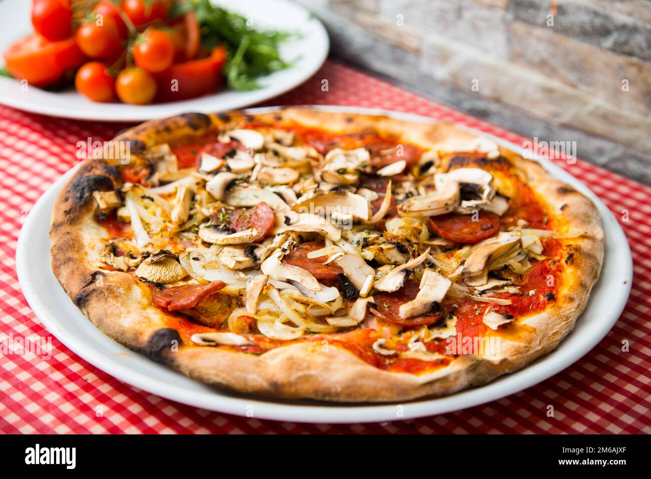 Pizza aux champignons et au prociutto. Pizza napolitaine avec sauce ...