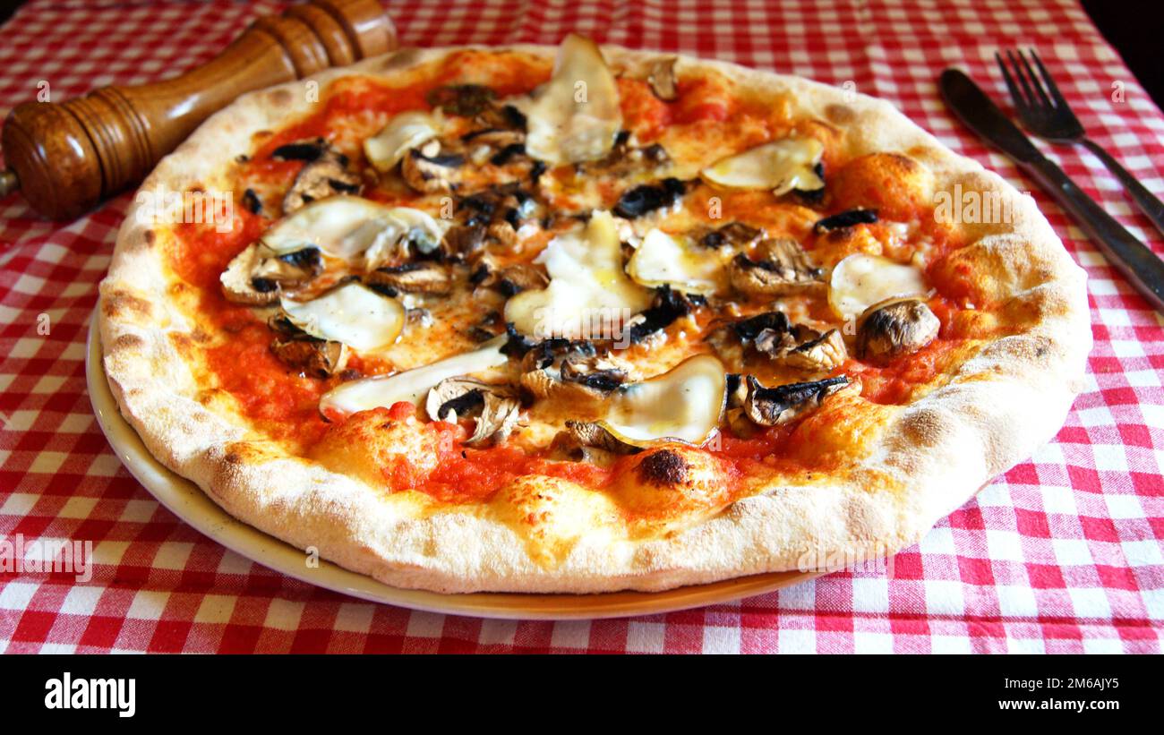 Pizza aux champignons et au prociutto. Pizza napolitaine avec sauce ...