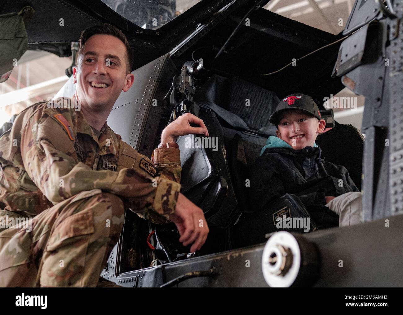 ÉTATS-UNIS Le capitaine de l'armée Bryan Westervelt (à gauche), pilote ...