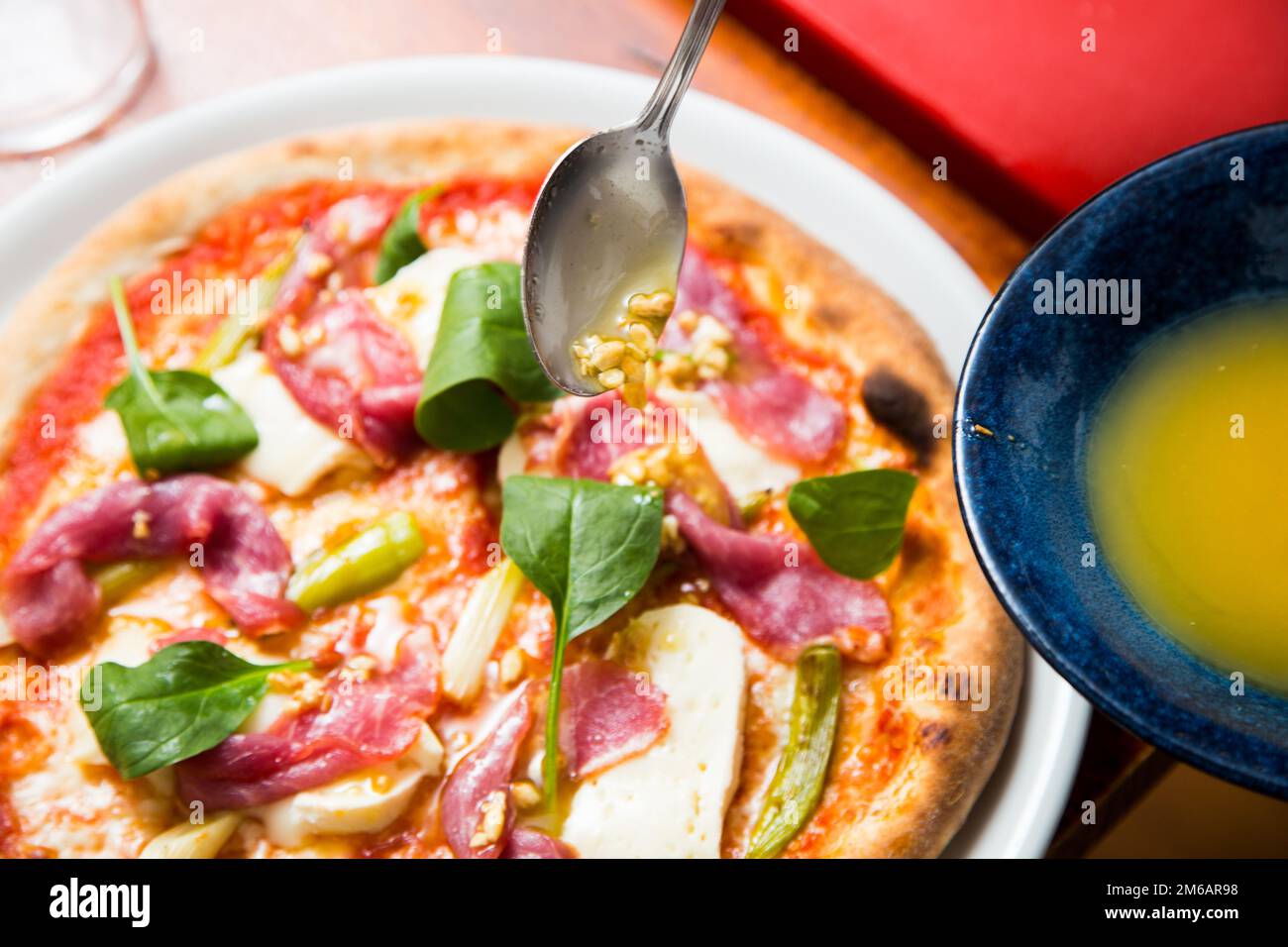 Carpaccio de bœuf à la pizza. Pizza napolitaine à la sauce tomate, au ...