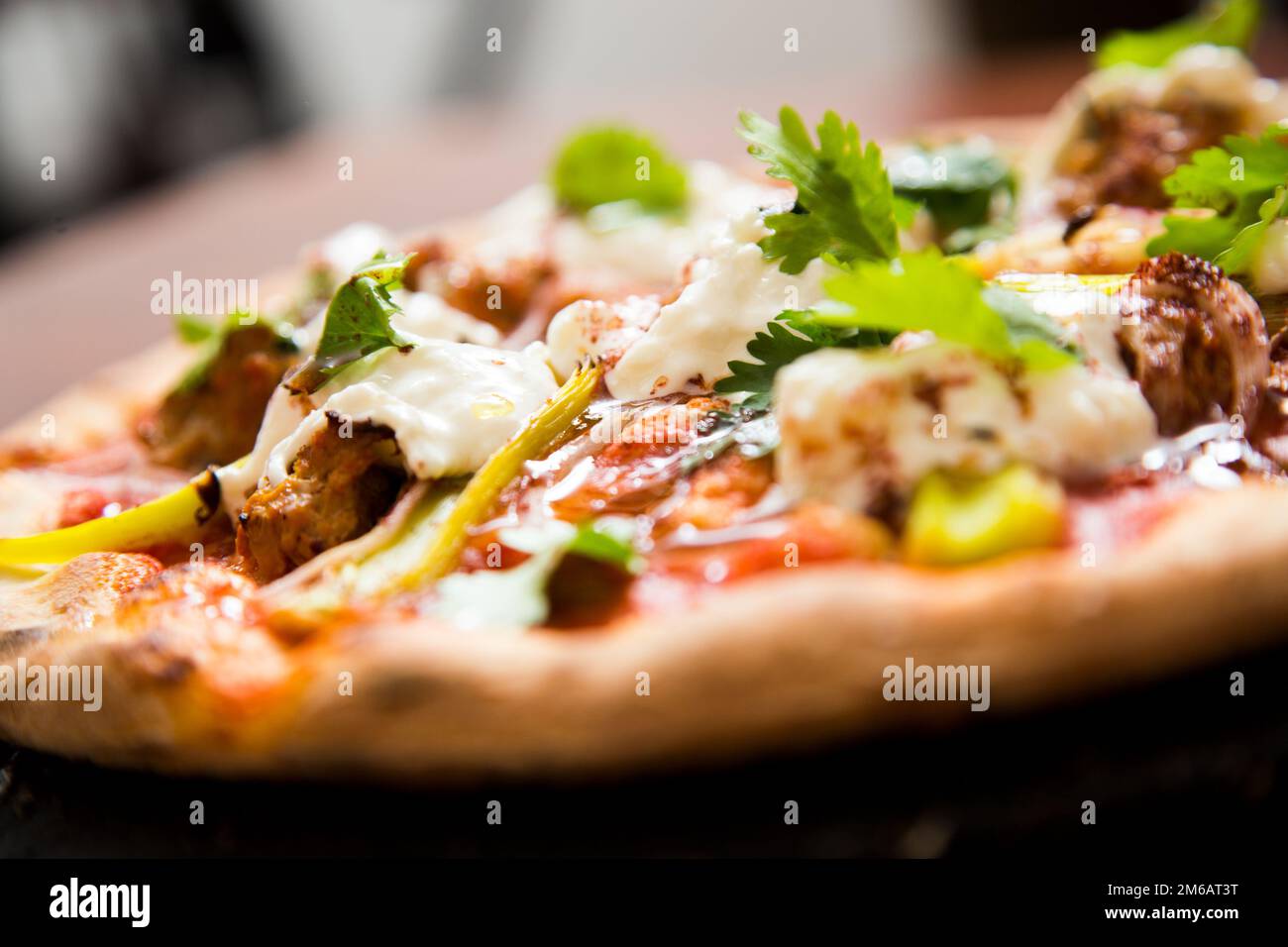 Pizza à la viande et au curry. Pizza napolitaine à base de bœuf épicé ...