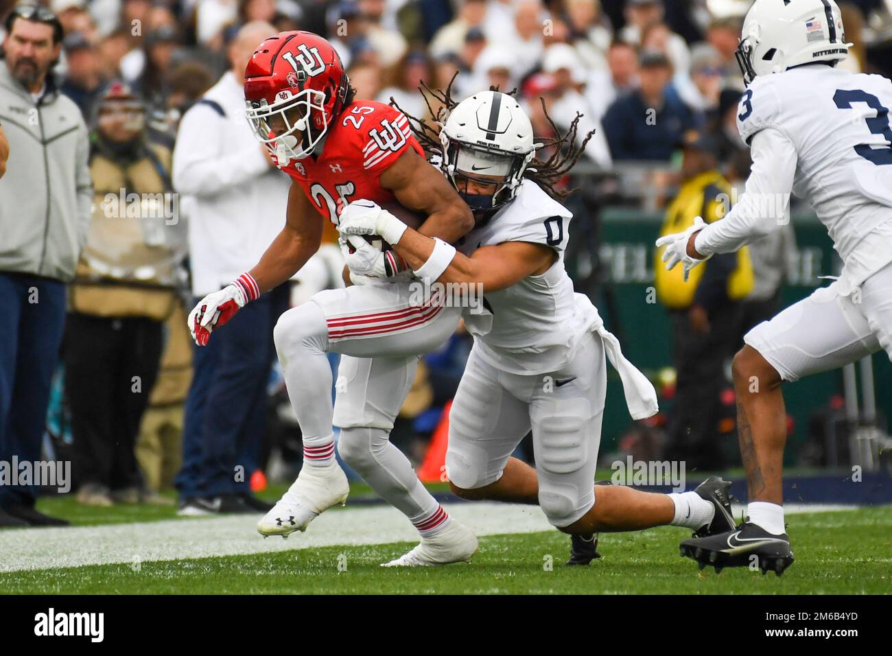 Penn State Nittany Lions linebacker Jonathan Sutherland (0) s'attaque à ...