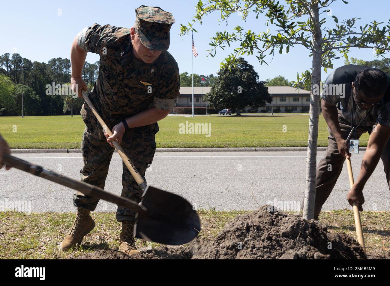 Le colonel Karl R. Arbogast, commandant, Marine corps Air Station ...