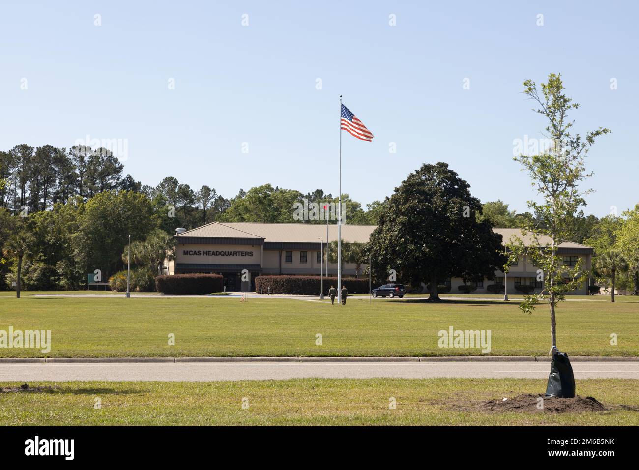 Le colonel Karl R. Arbogast, commandant, Marine corps Air Station Beaufort (MCAS), Et le Sgt ...