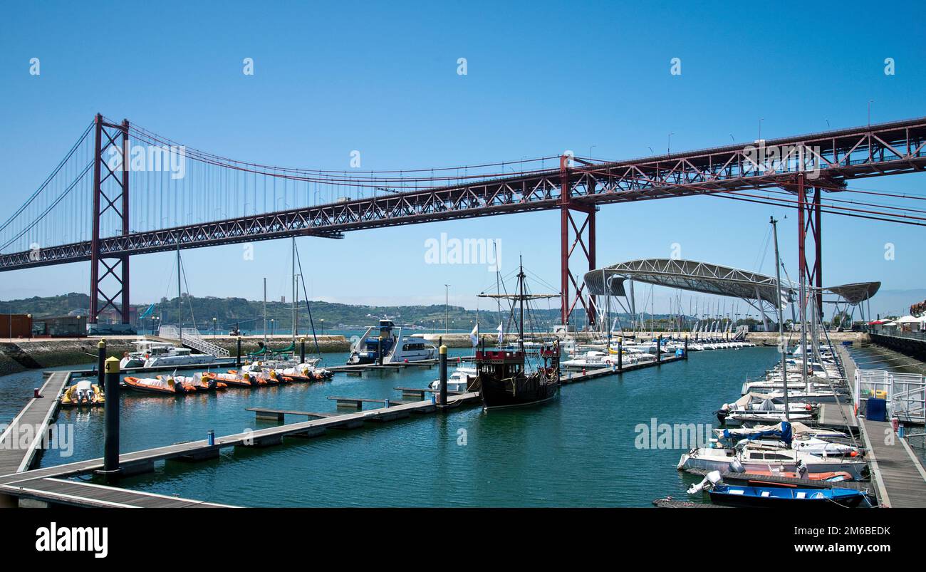 Pont du 25 avril lisbonne Banque de photographies et d’images à haute ...