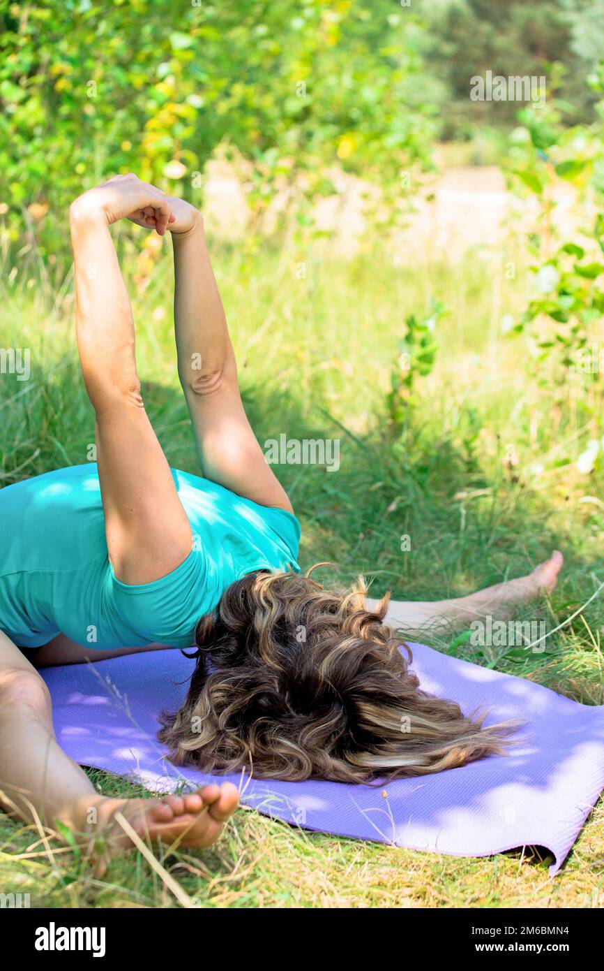 Position assise yoga femme Banque de photographies et d’images à haute ...