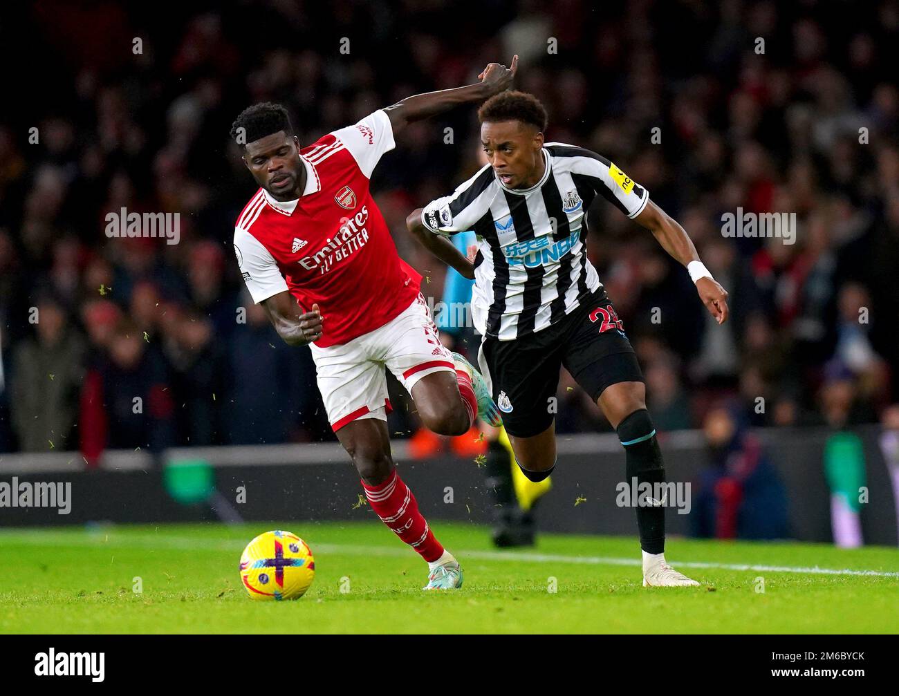 Thomas Partey d'Arsenal (à gauche) et Joe Willock de Newcastle United ...