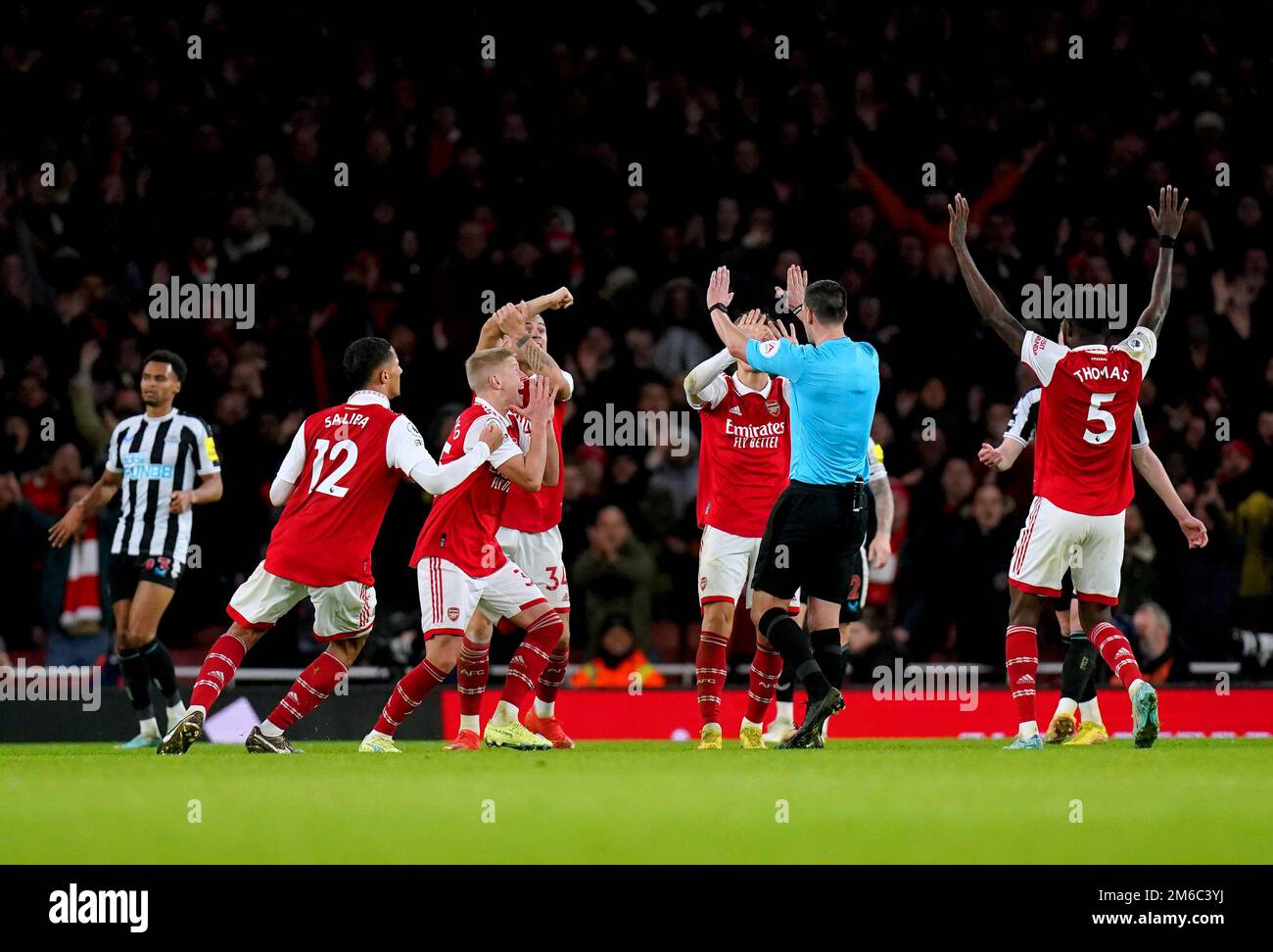 Les joueurs d'Arsenal entourent l'arbitre Andrew Madley lorsqu'ils font ...