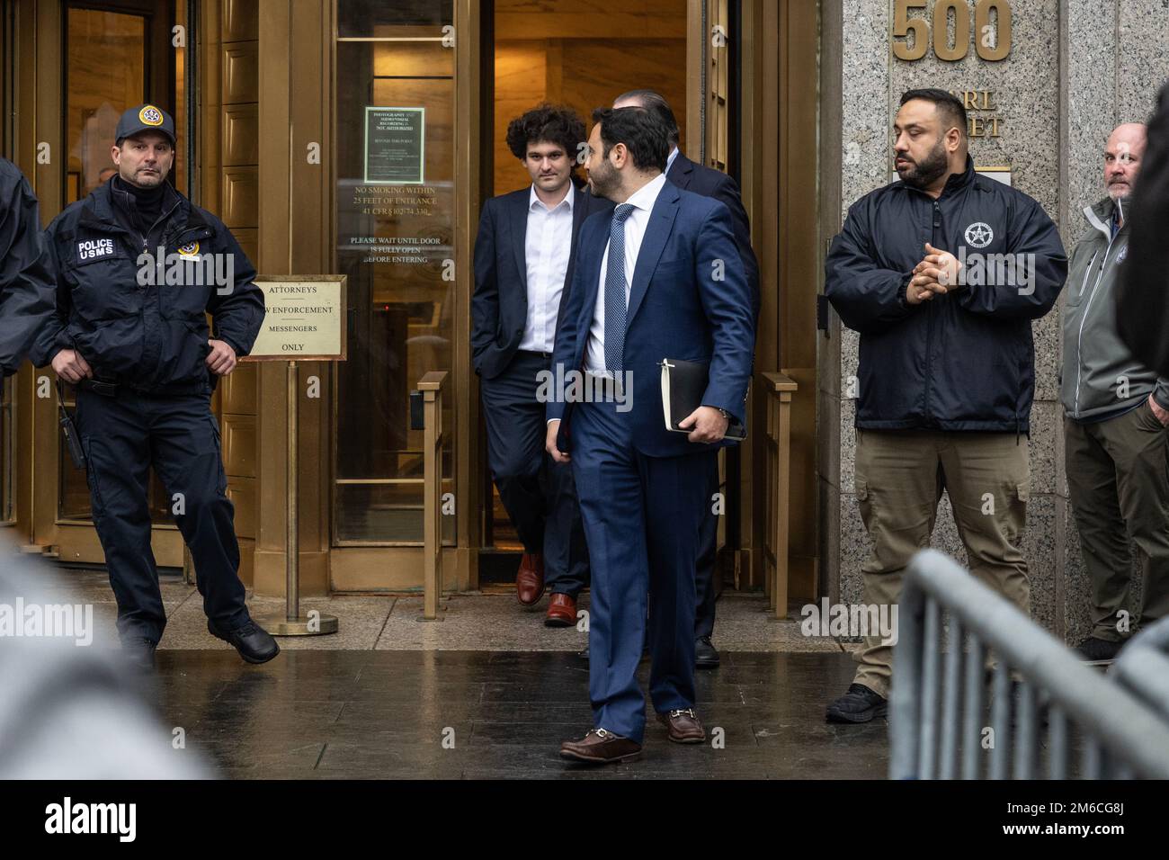 L'ancien PDG de FTX Sam Bankman-Fried quitte la Cour fédérale de New ...