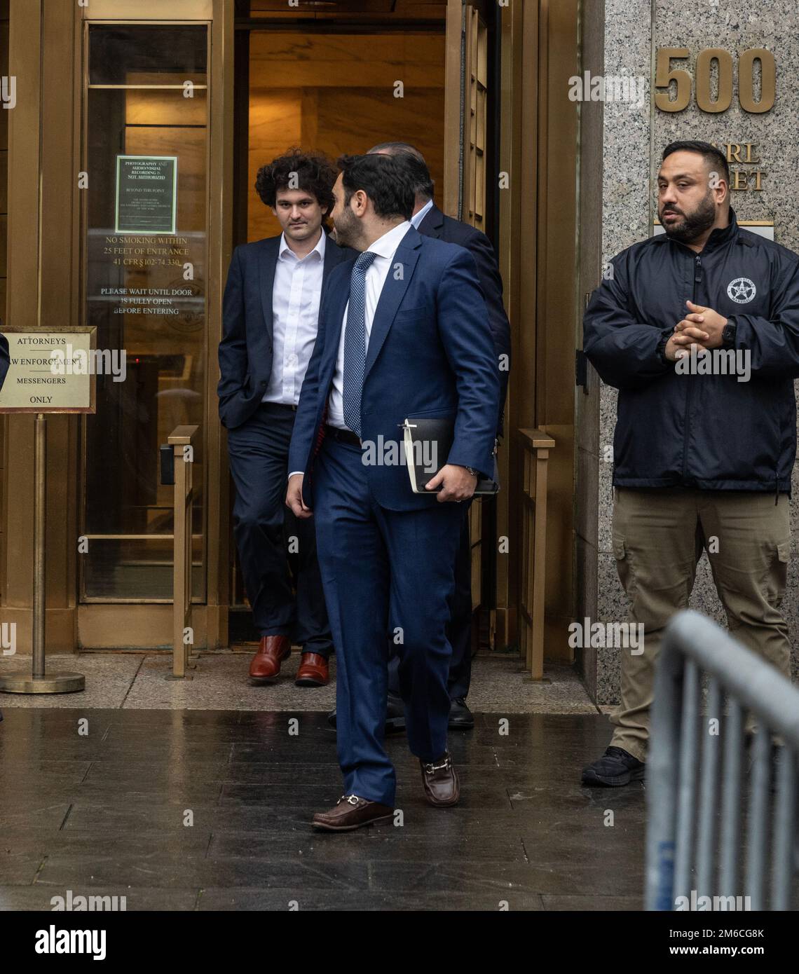 L'ancien PDG de FTX Sam Bankman-Fried quitte la Cour fédérale de New ...