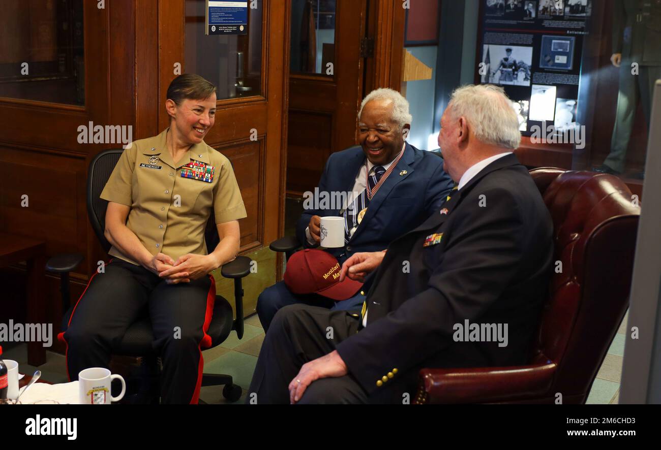 L'ambassadeur Theodore R. Britton Jr. Visite le corps de Marine recent ...
