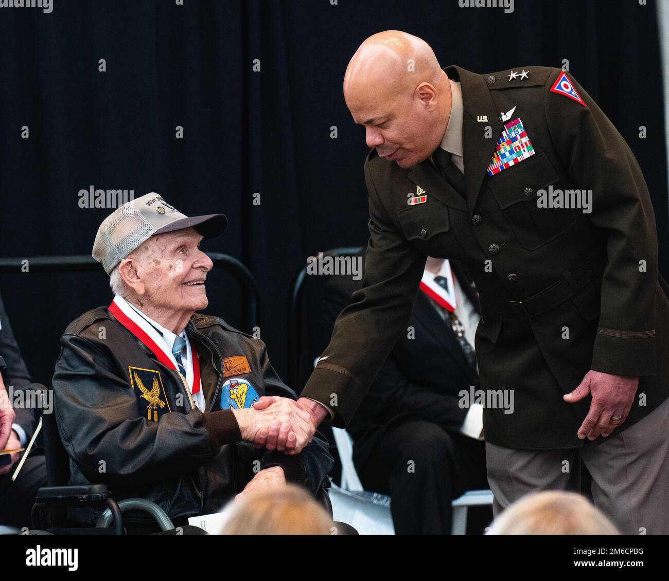 Ancien États-Unis Le sergent Arthur Kemp, 98 ans, du corps aérien de l ...
