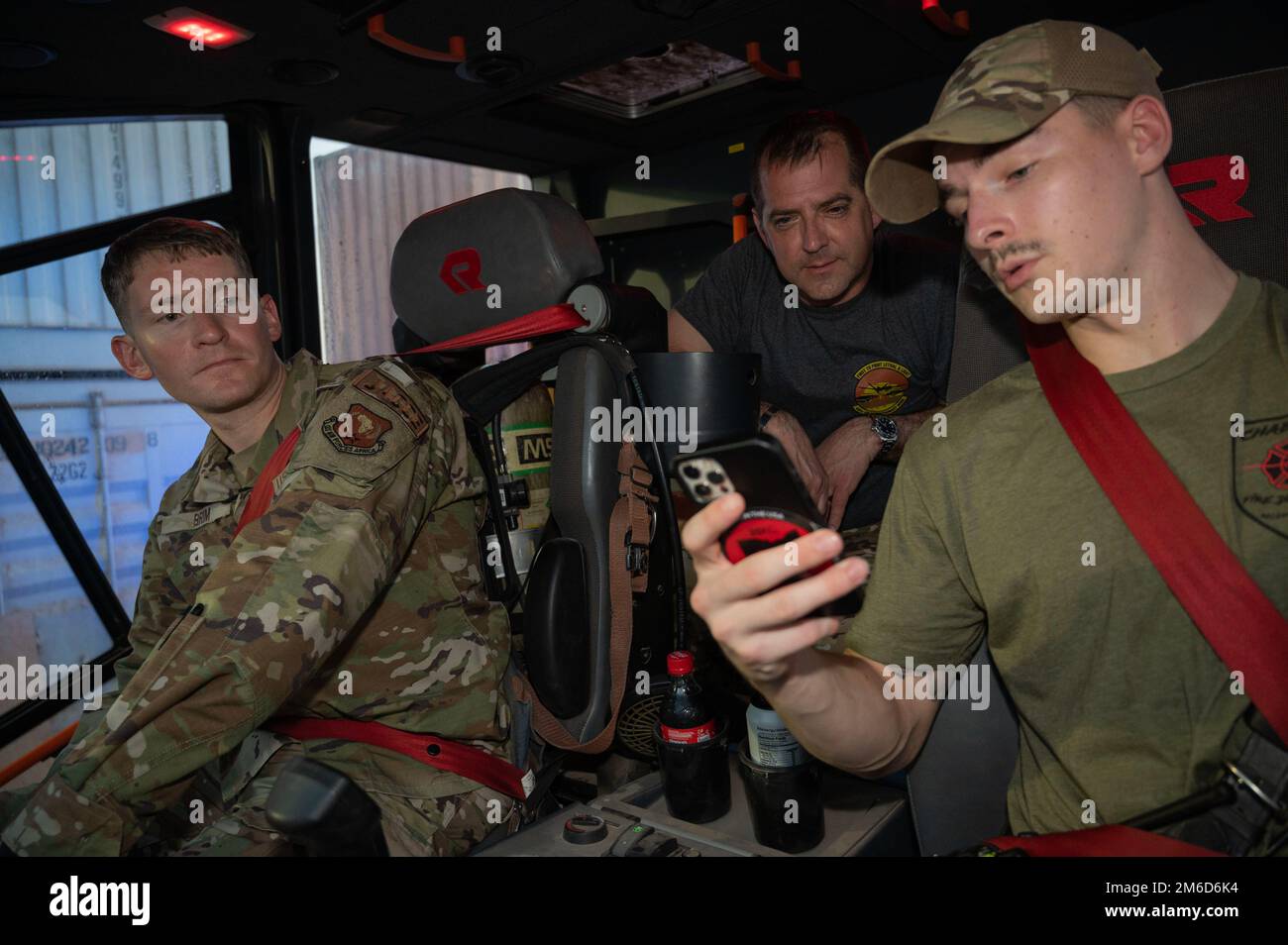 ÉTATS-UNIS Airman Zachary McMaster, à droite, pompier au sein de l ...