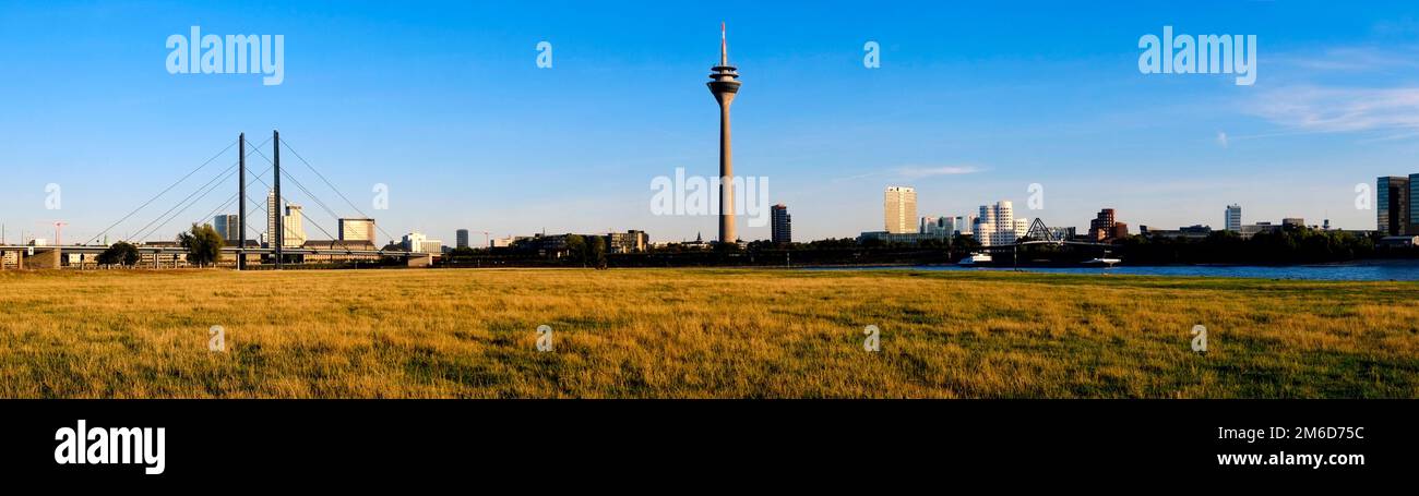 Funk und fernmeldeturm Banque de photographies et d’images à haute résolution - Alamy
