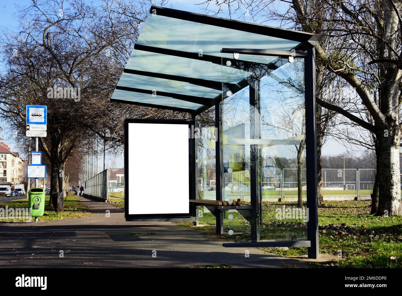 abri de bus avec panneau publicitaire de visionneuse. arrière-plan de ...