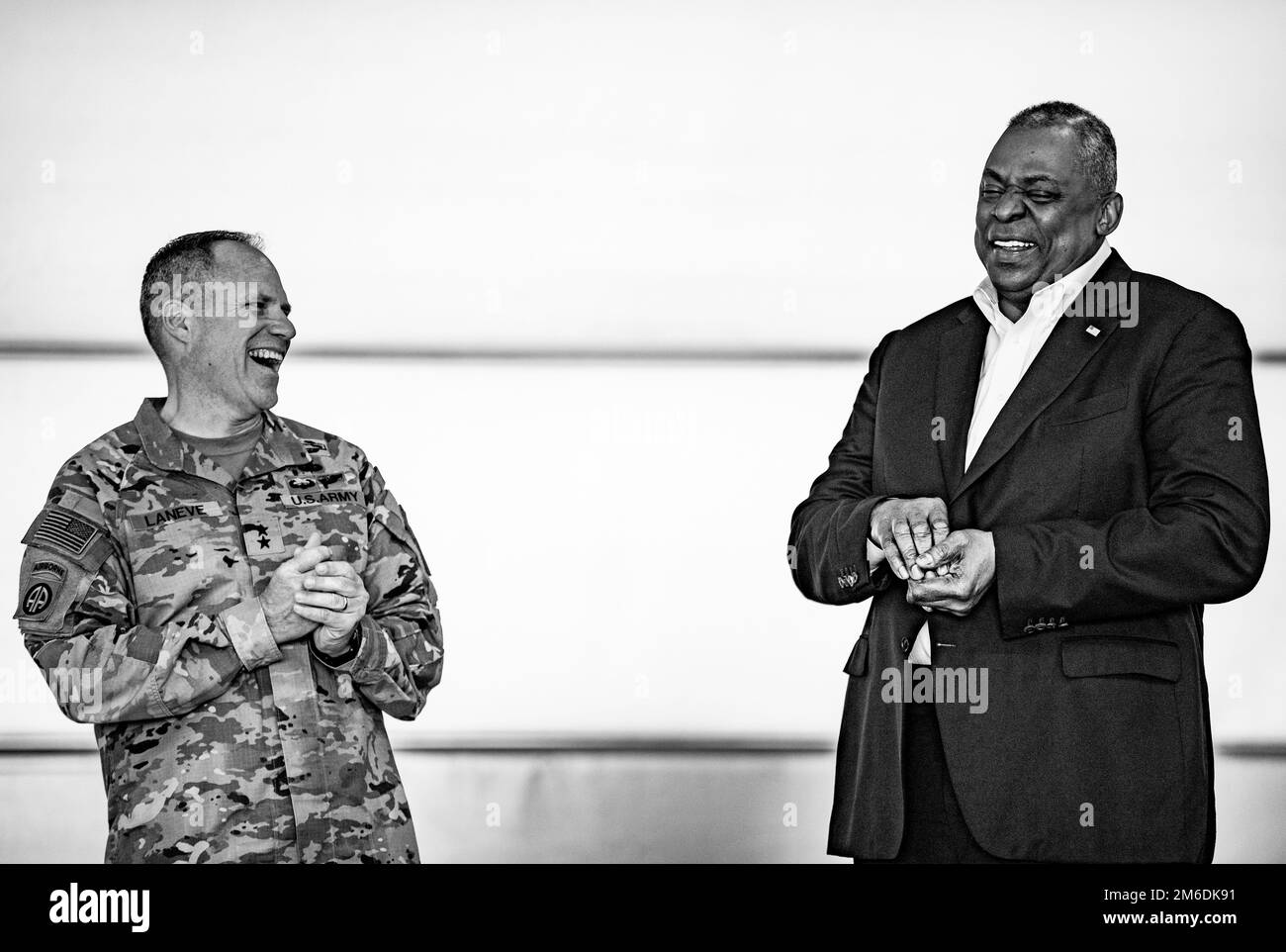 Desc.: Le général de division Christopher LaNeve et le secrétaire à la ...