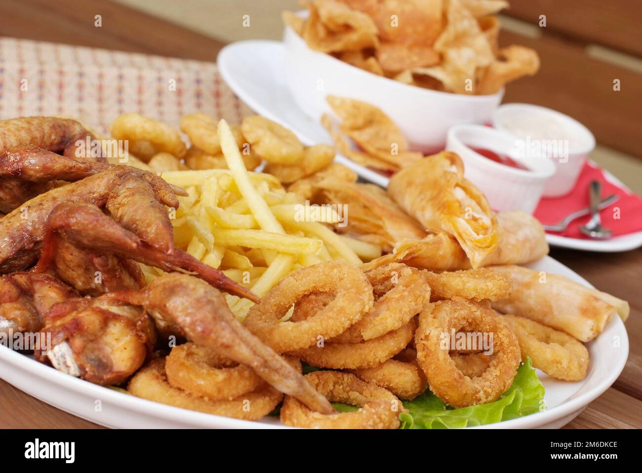 Fried onion rings and chicken wings Banque de photographies et d’images ...