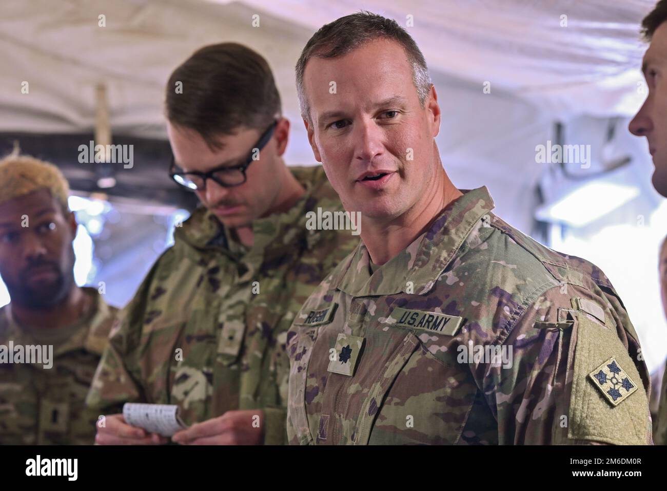 LTC. George Riggin, commandant du 3rd Bataillon, 29th Artillerie de ...