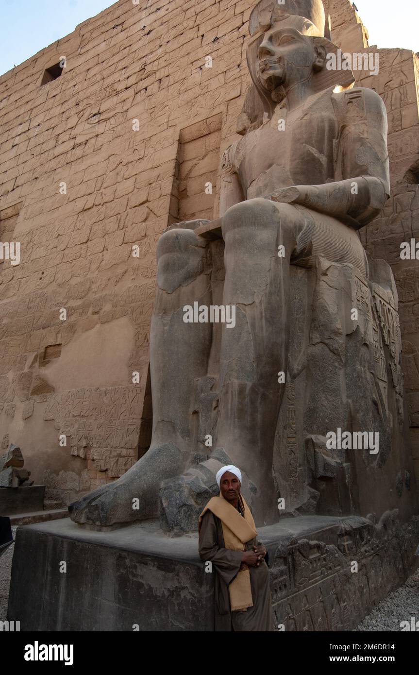 Statue de Pierre égyptienne, Louxor Égypte Photo Stock - Alamy