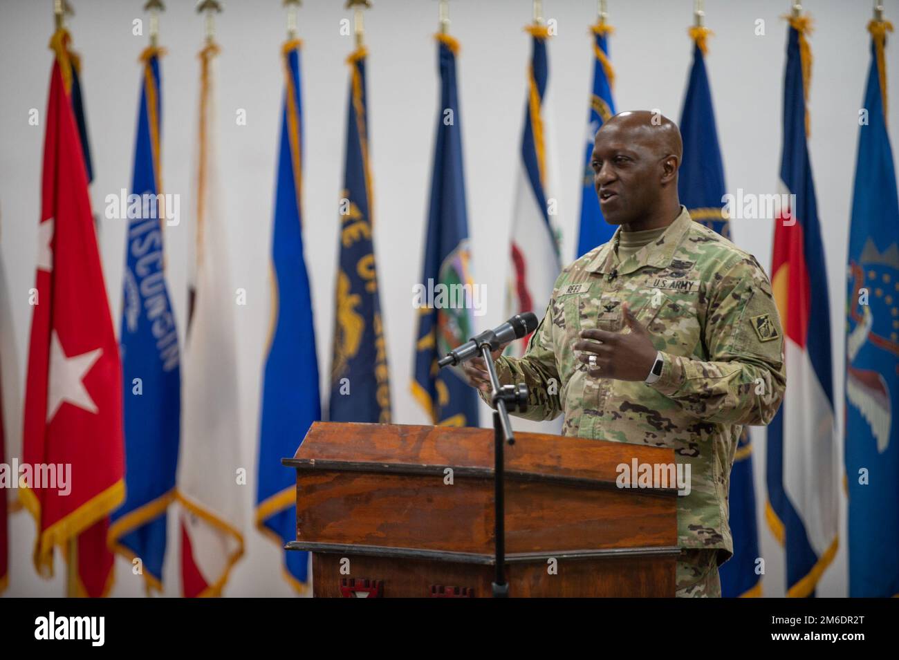 Le colonel Kenneth N. Reed, commandant sortant du district ...