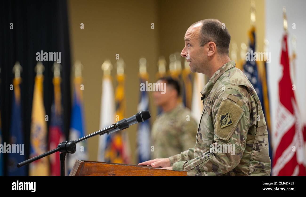 Le lieutenant-colonel Peter M. Ammerman, commandant de district ...
