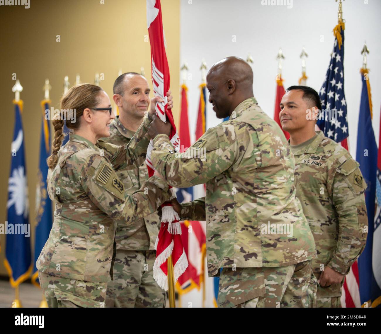 Le colonel Kenneth N. Reed, commandant sortant du district ...