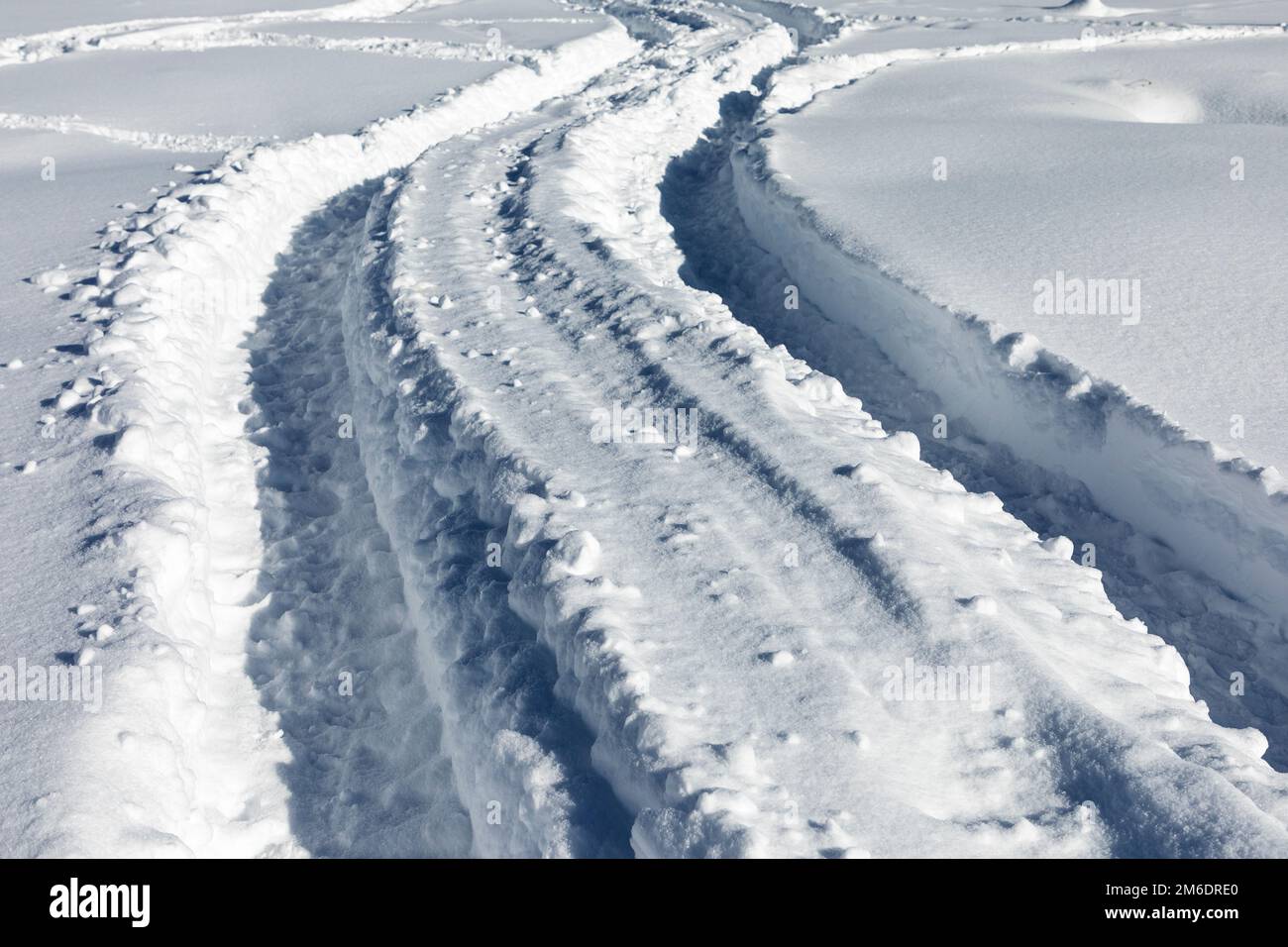 Pistes de scooter des neiges Banque de photographies et d’images à ...