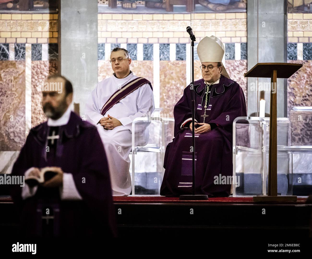 ROTTERDAM - 04/11/2023, Un service commémoratif pour le Pape émérite ...