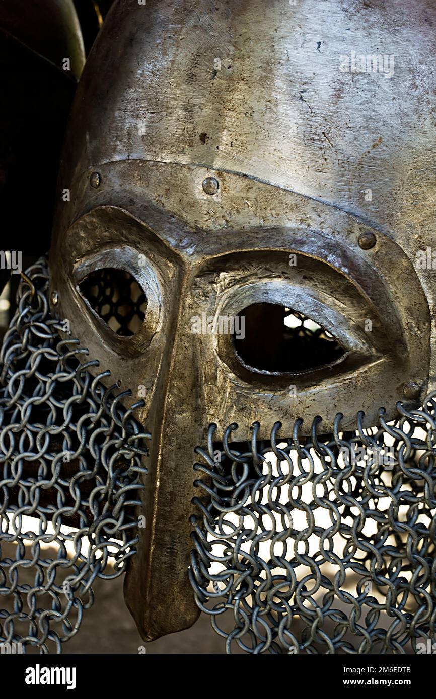 Medieval soldier and helmet Banque de photographies et d’images à haute ...