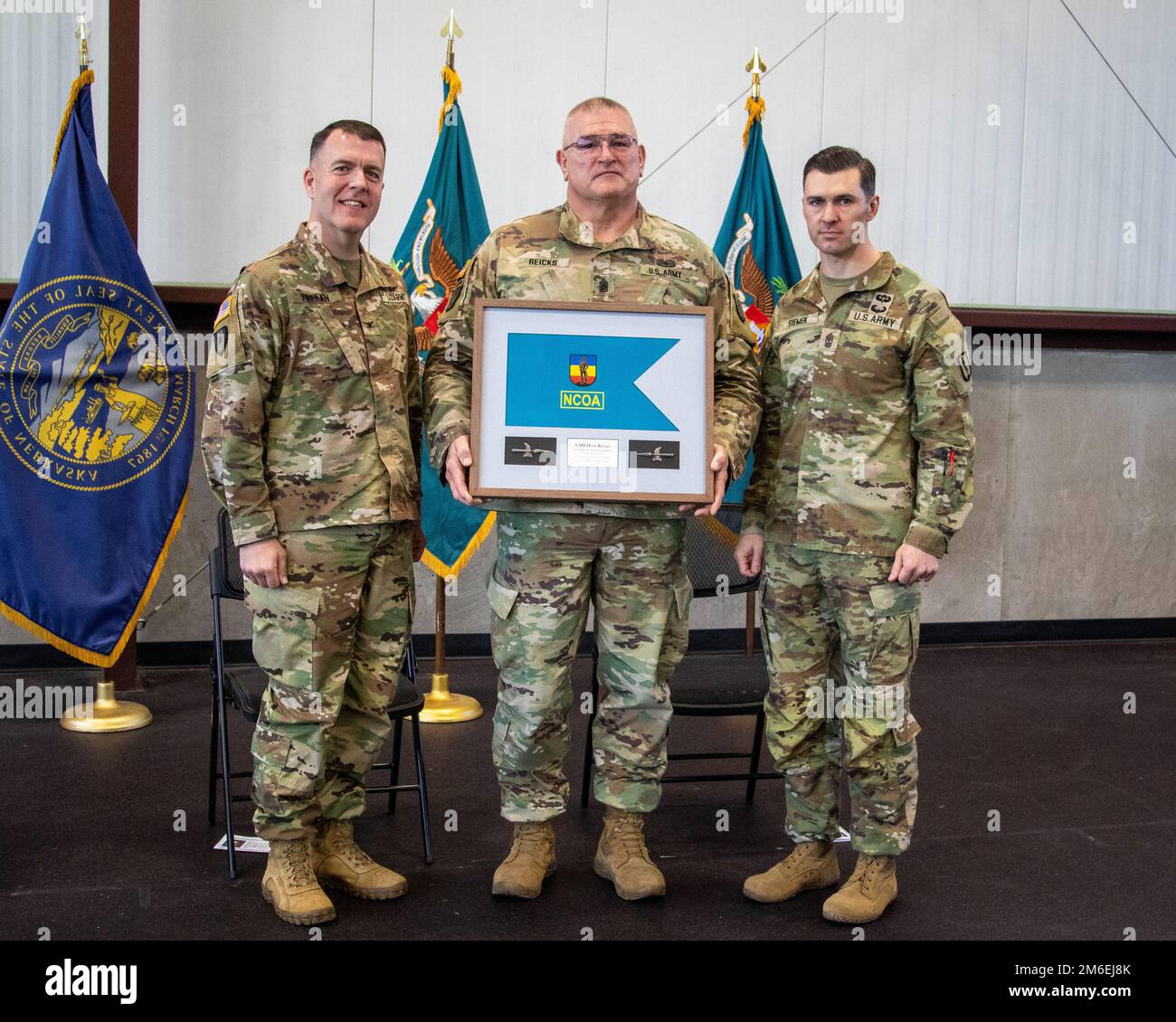 Le commandant du Sgt. Maj. Dean Reicks (au centre) pose avec des ...