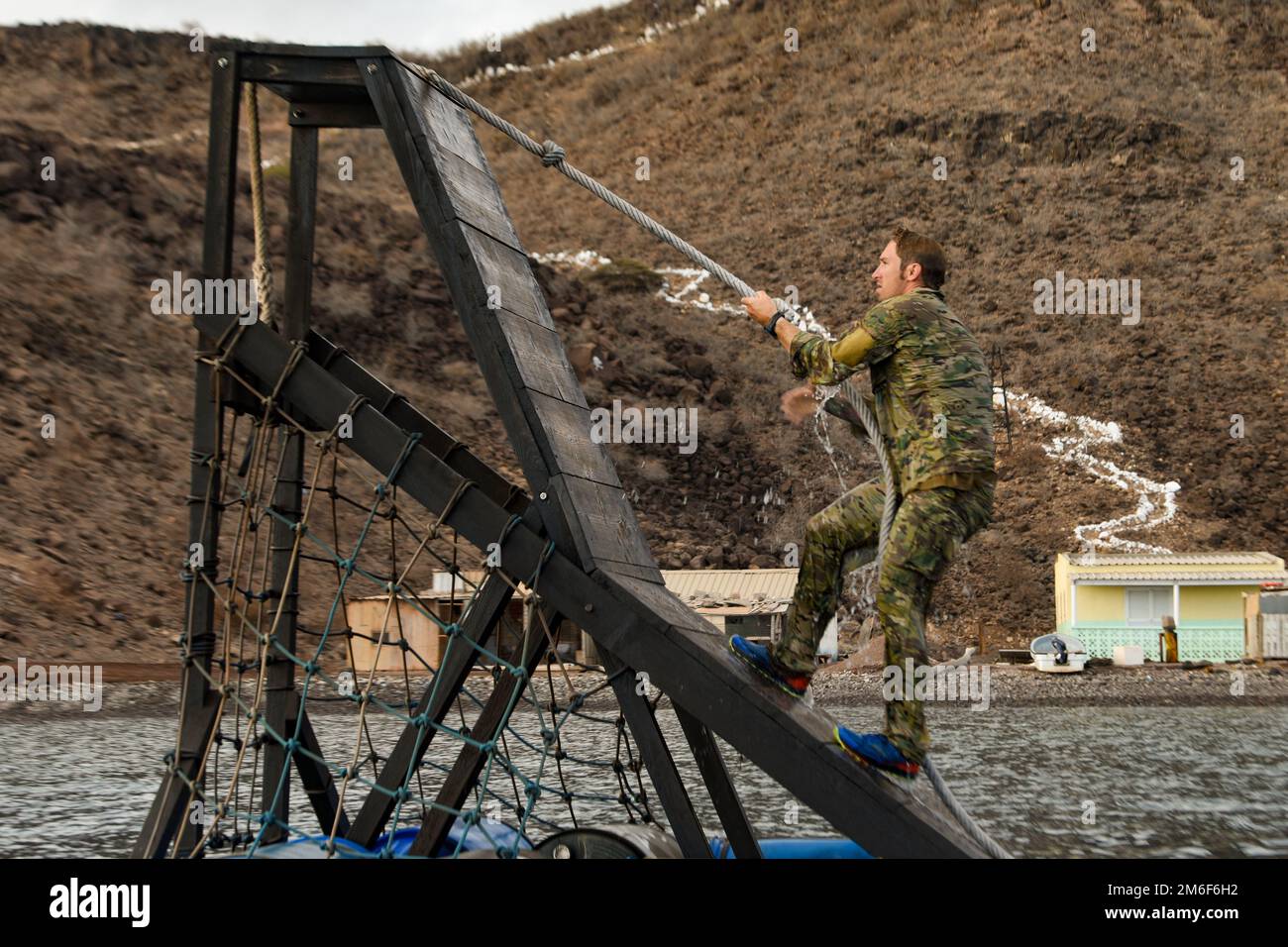 ÉTATS-UNIS Tech. De la Force aérienne Le Sgt Roy Wollgast, un ...