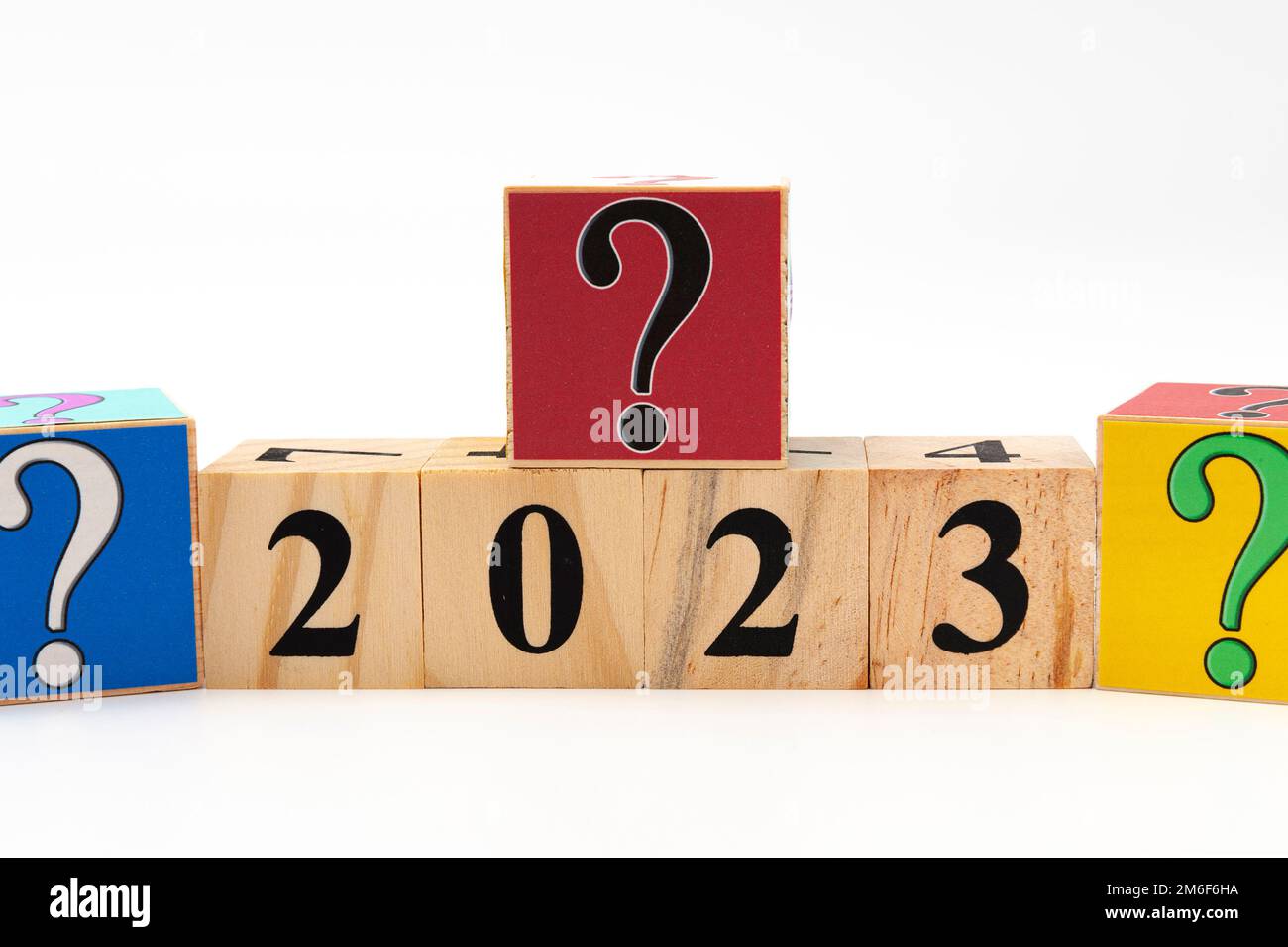 2023 avec un point d'interrogation écrit sur des blocs de bois dans le ...