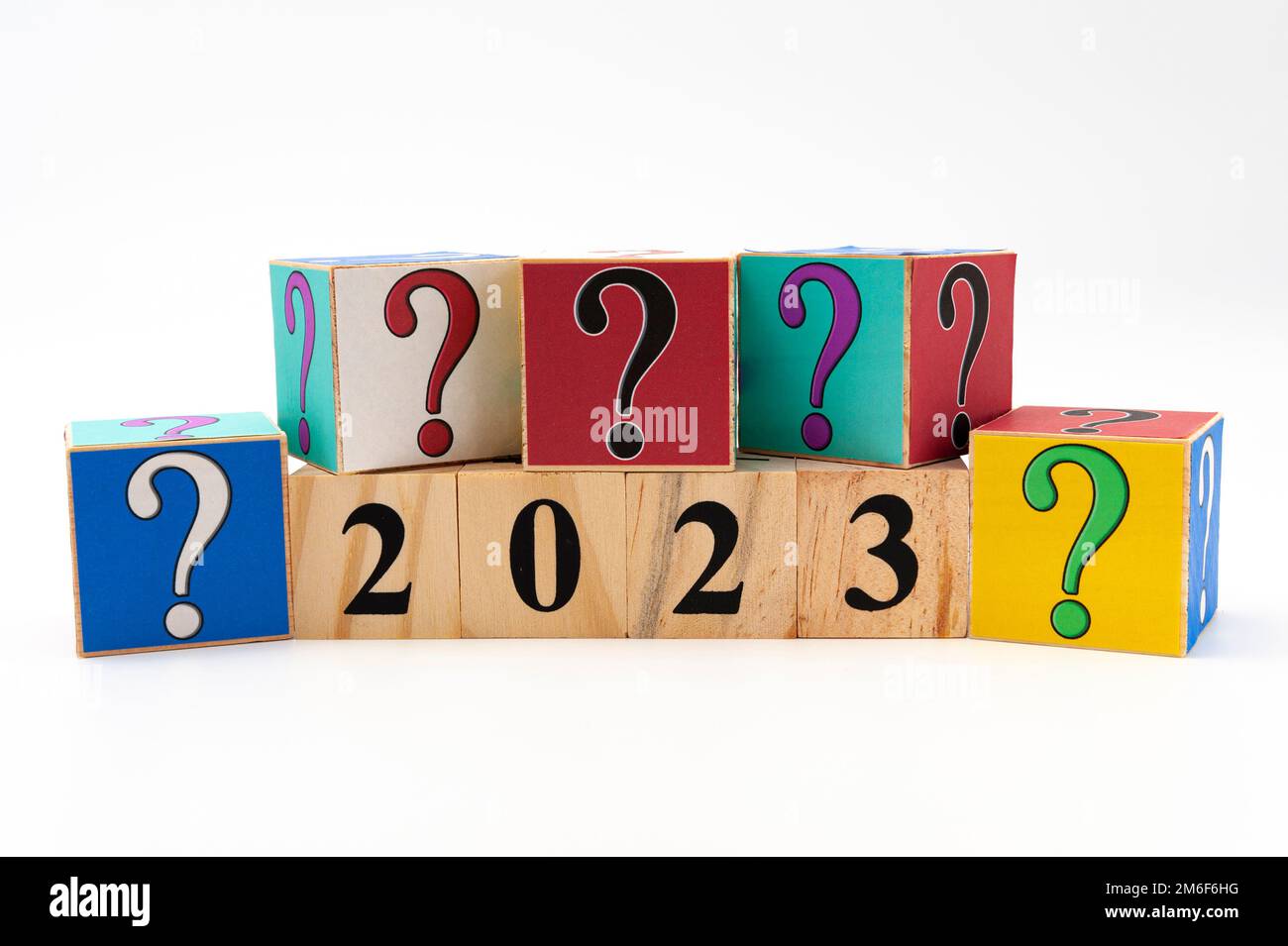 2023 avec un point d'interrogation écrit sur des blocs de bois dans le ...