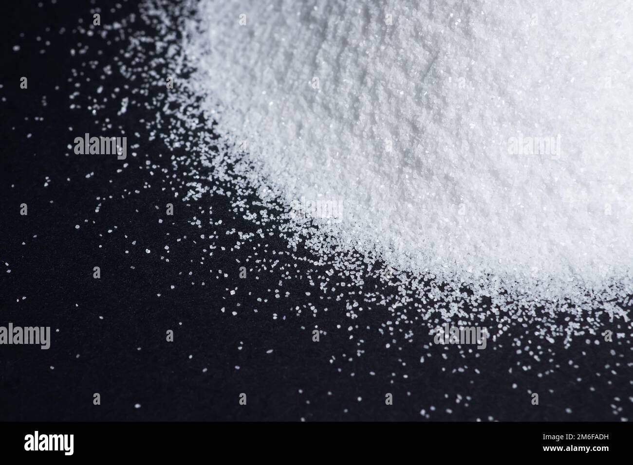 Sable blanc de quartz sur fond noir sous forme de lame. le sable de ...
