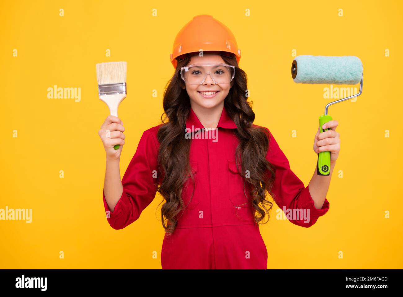 Petit expert en casque de constructeur sur le chantier de construction ...