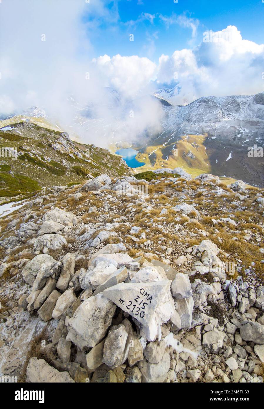Lac de Duchessa Mont Morrone (Italie) - le sommet du paysage avec la ...