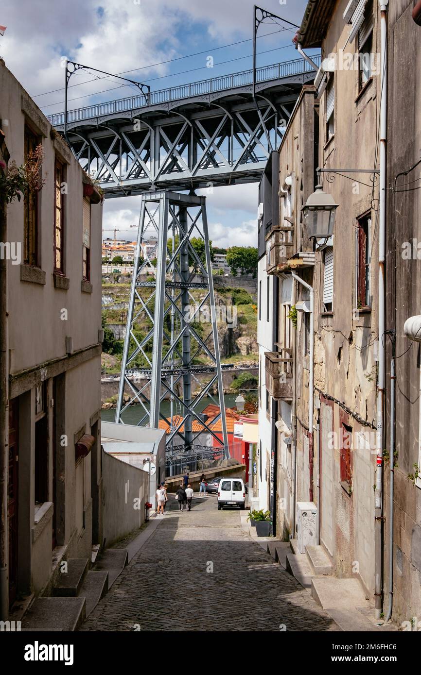 Pont en arc métallique Banque de photographies et d’images à haute ...