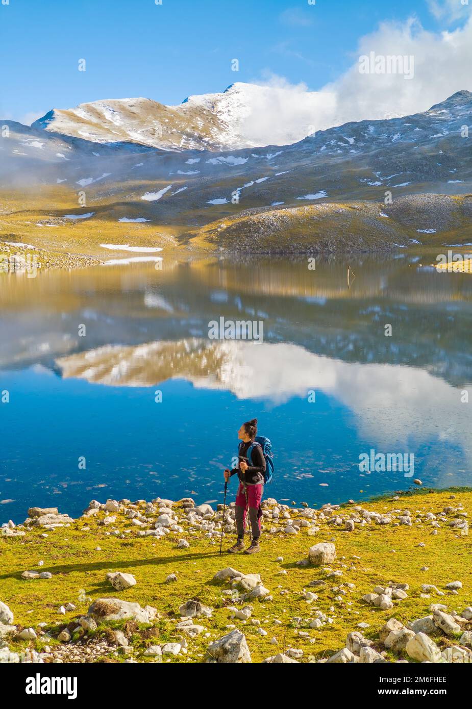 Lac de Duchessa Mont Morrone (Italie) - le sommet du paysage avec la ...