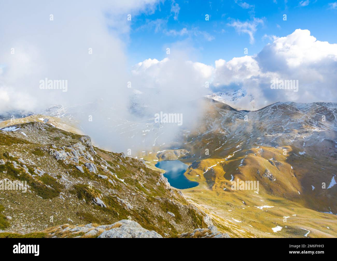 Lac de Duchessa Mont Morrone (Italie) - le sommet du paysage avec la ...