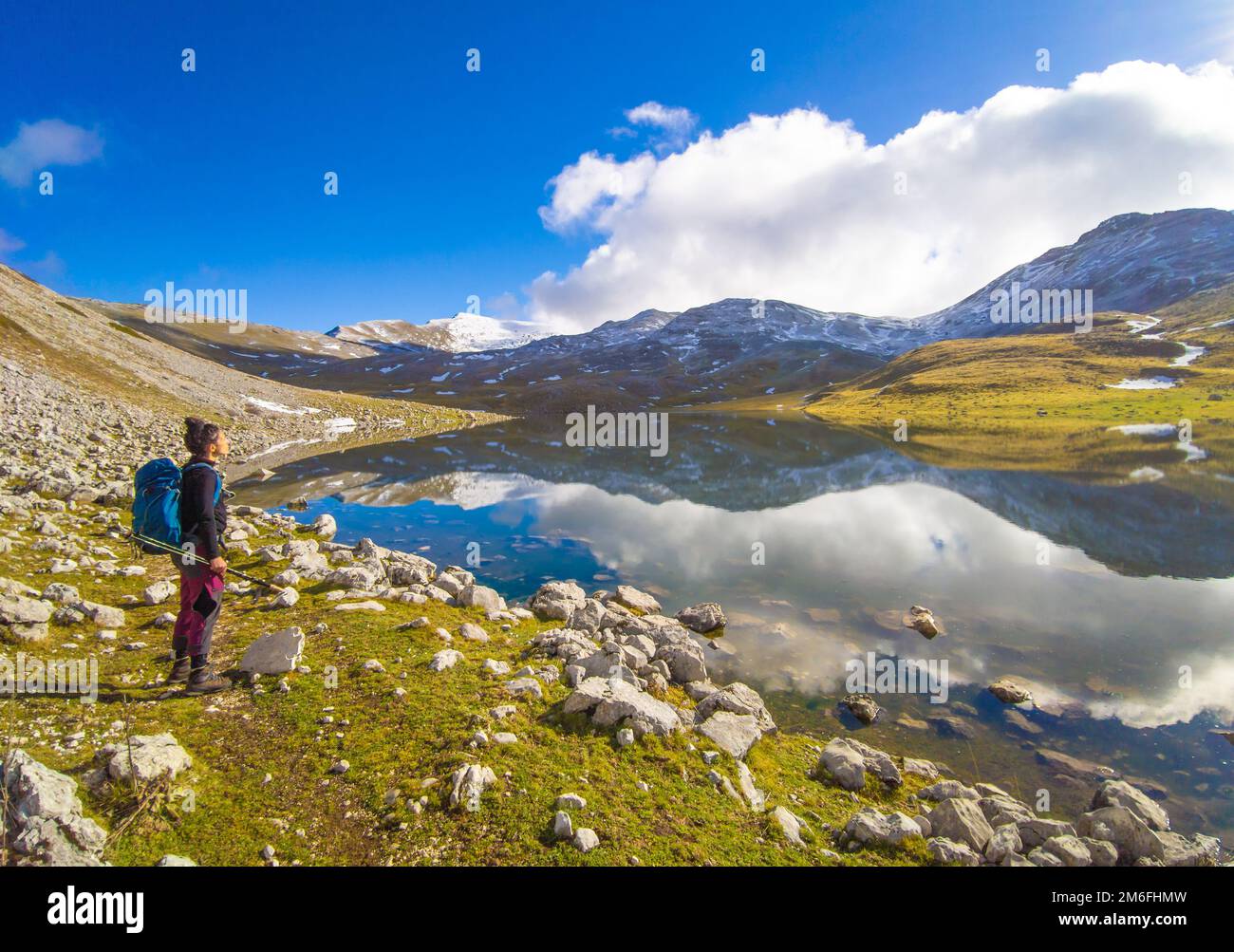 Lac de Duchessa Mont Morrone (Italie) - le sommet du paysage avec la ...